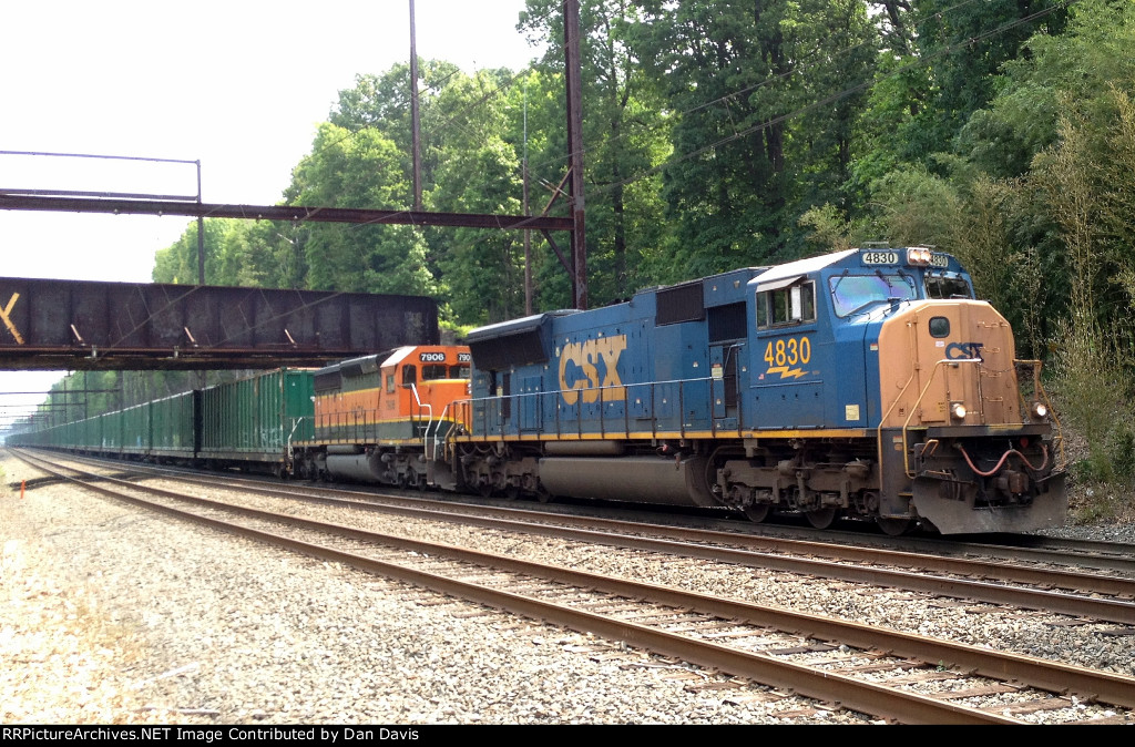 CSX and HLCX EMDs on Q703-25